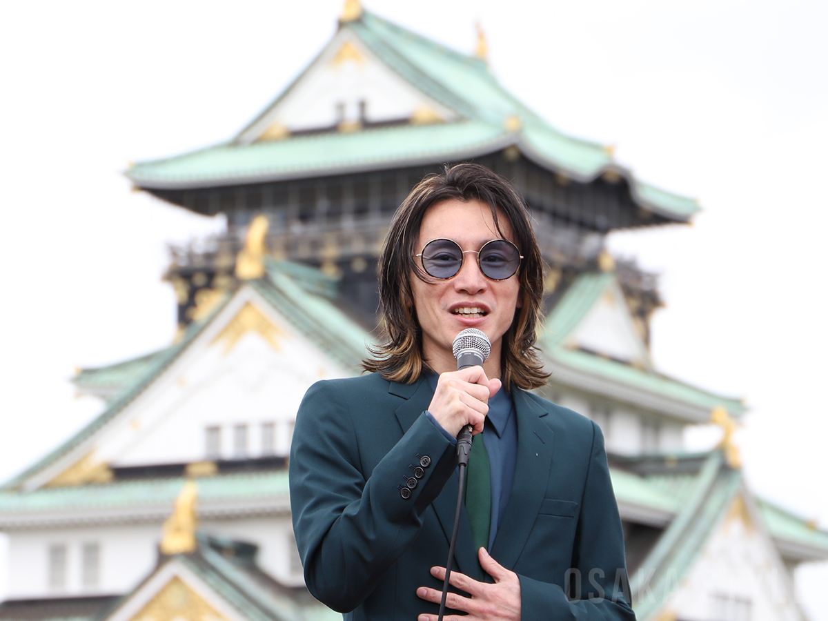 関ジャニ∞安田章大さん、大阪城を背景に映画「嘘八百 なにわ夢の陣」PR – OSAKA STYLE