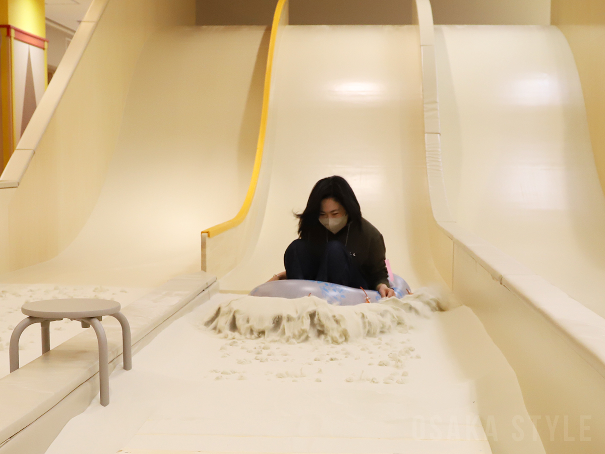 砂が水のように動く「流動床の滑り台」が関西初登場 – OSAKA STYLE